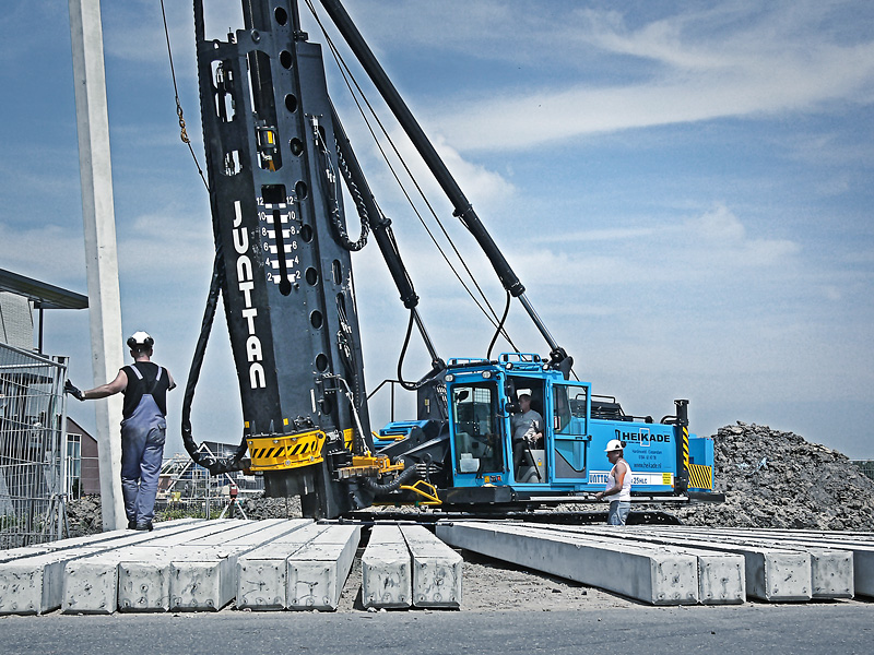 Maarakennus koneita.: Junttan