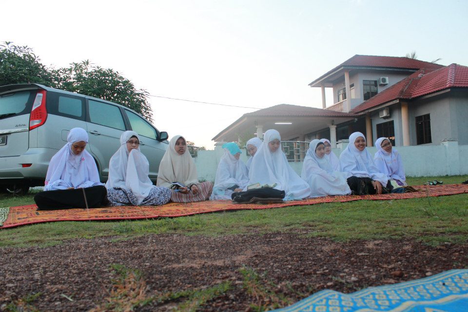 SENYUM ITU SUNNAH =D: HADIS TENTANG SOLAT
