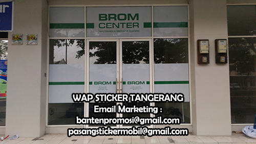 Pasang Sticker Oneway Kaca Kantor Ruko