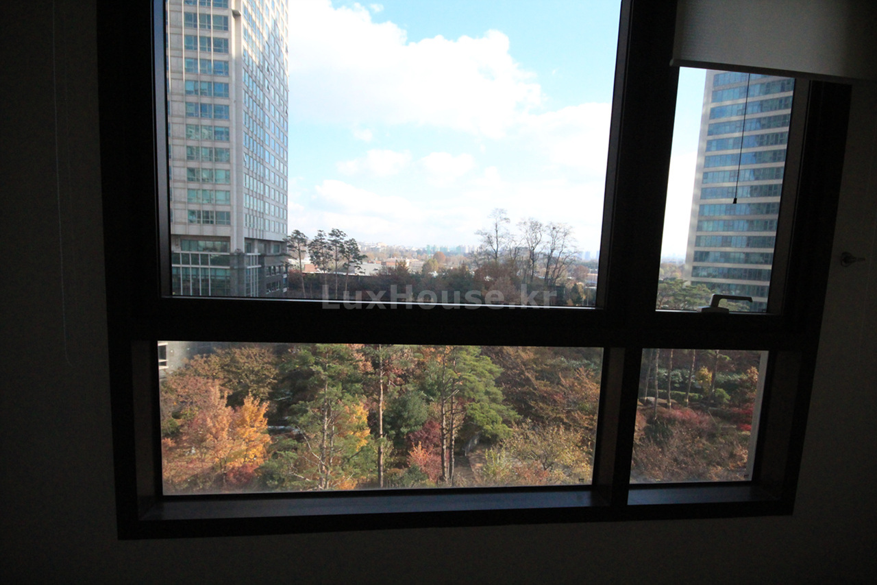 Penthouses in Seoul, Korea: 2 bedroom modern officetel with a tree view ...