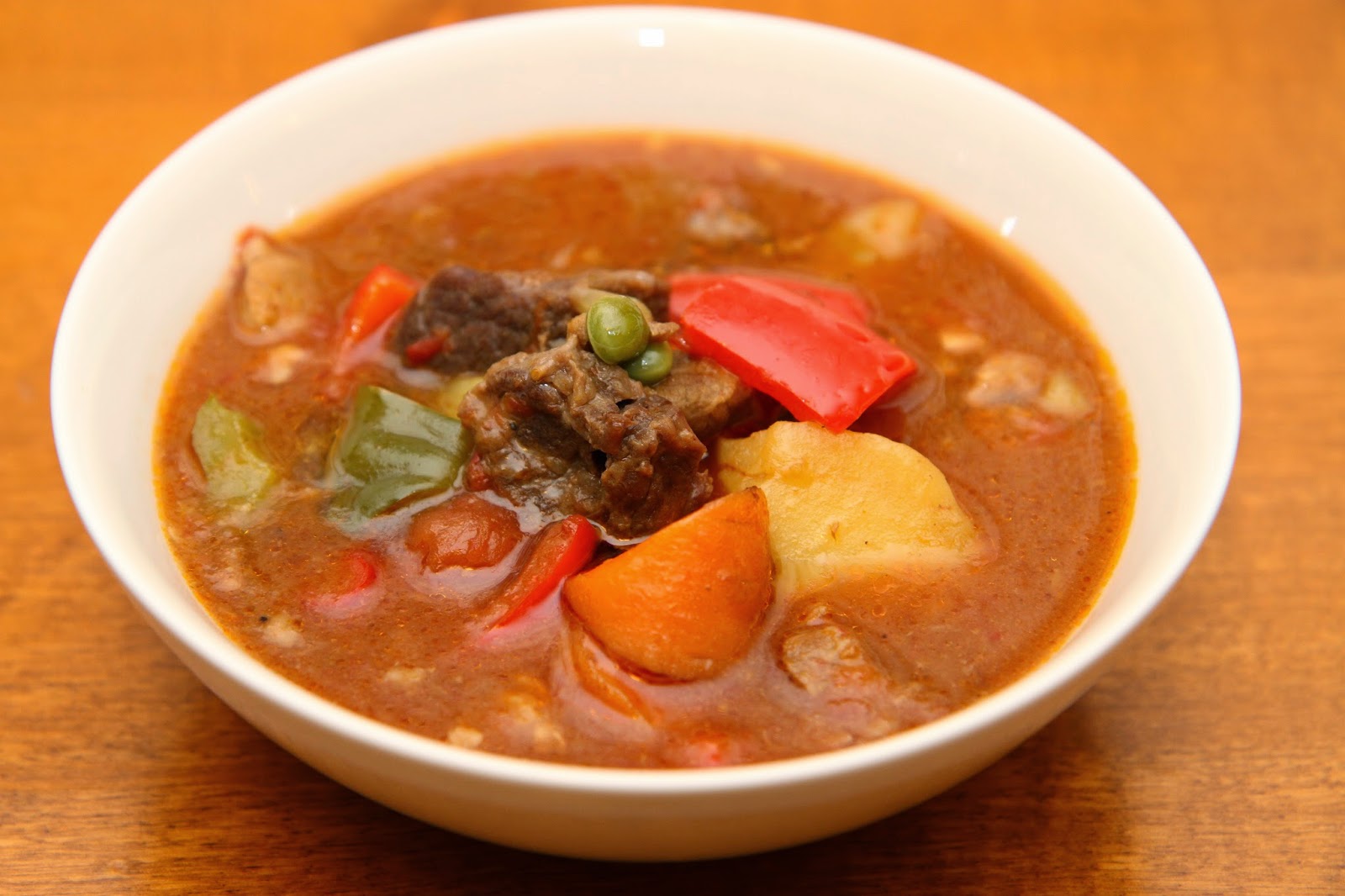 KeittiöKriitikko: Tomaattinen kasvis-lihapata