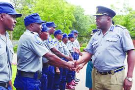 NewsdzeZimbabwe: NO MORE EATING AND SMOKING IN PUBLIC : MATANGA TELLS COPS