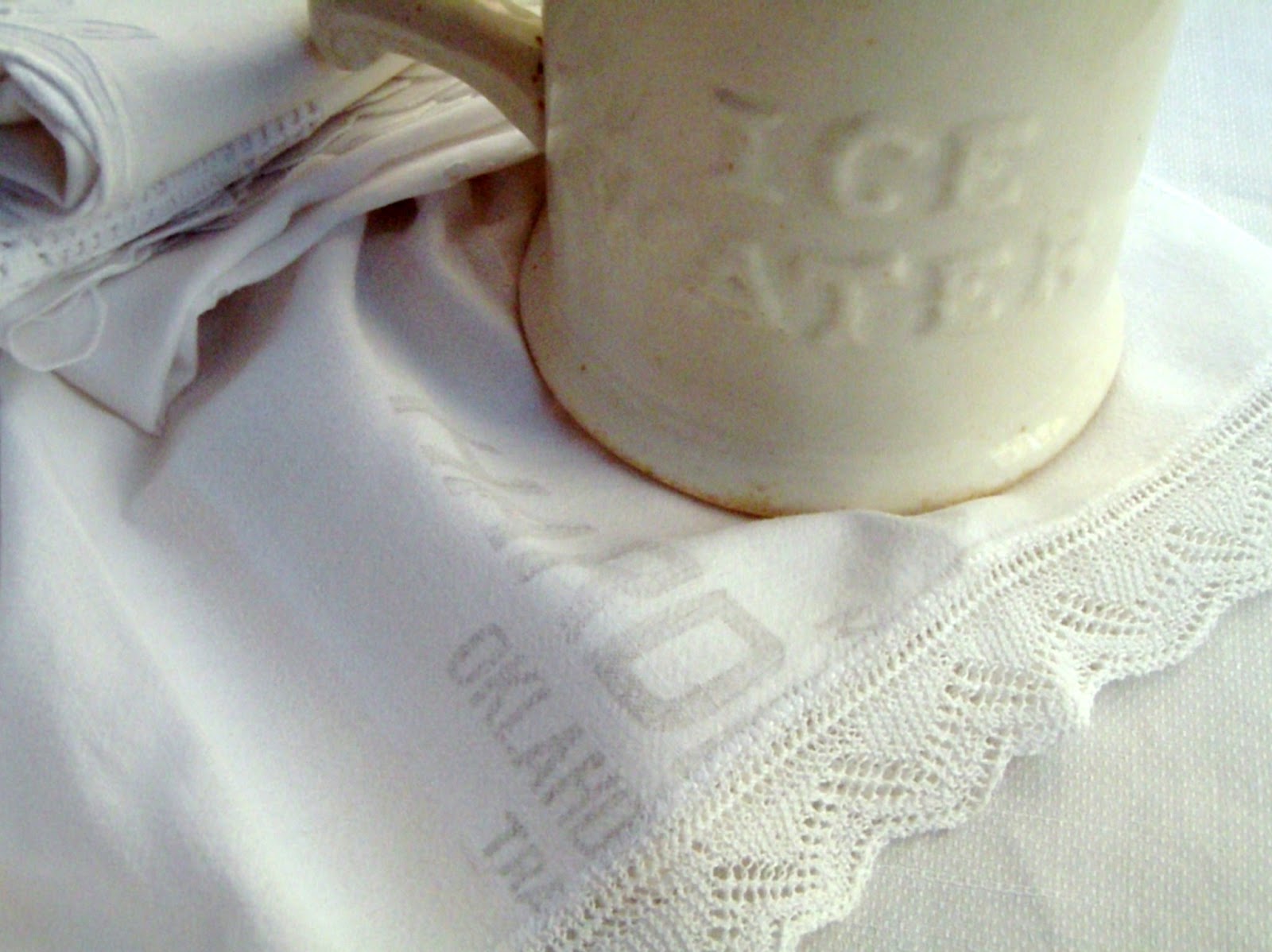 Cabin & Cottage : Linens, Ironstone, And Other Reasons To Be Happy