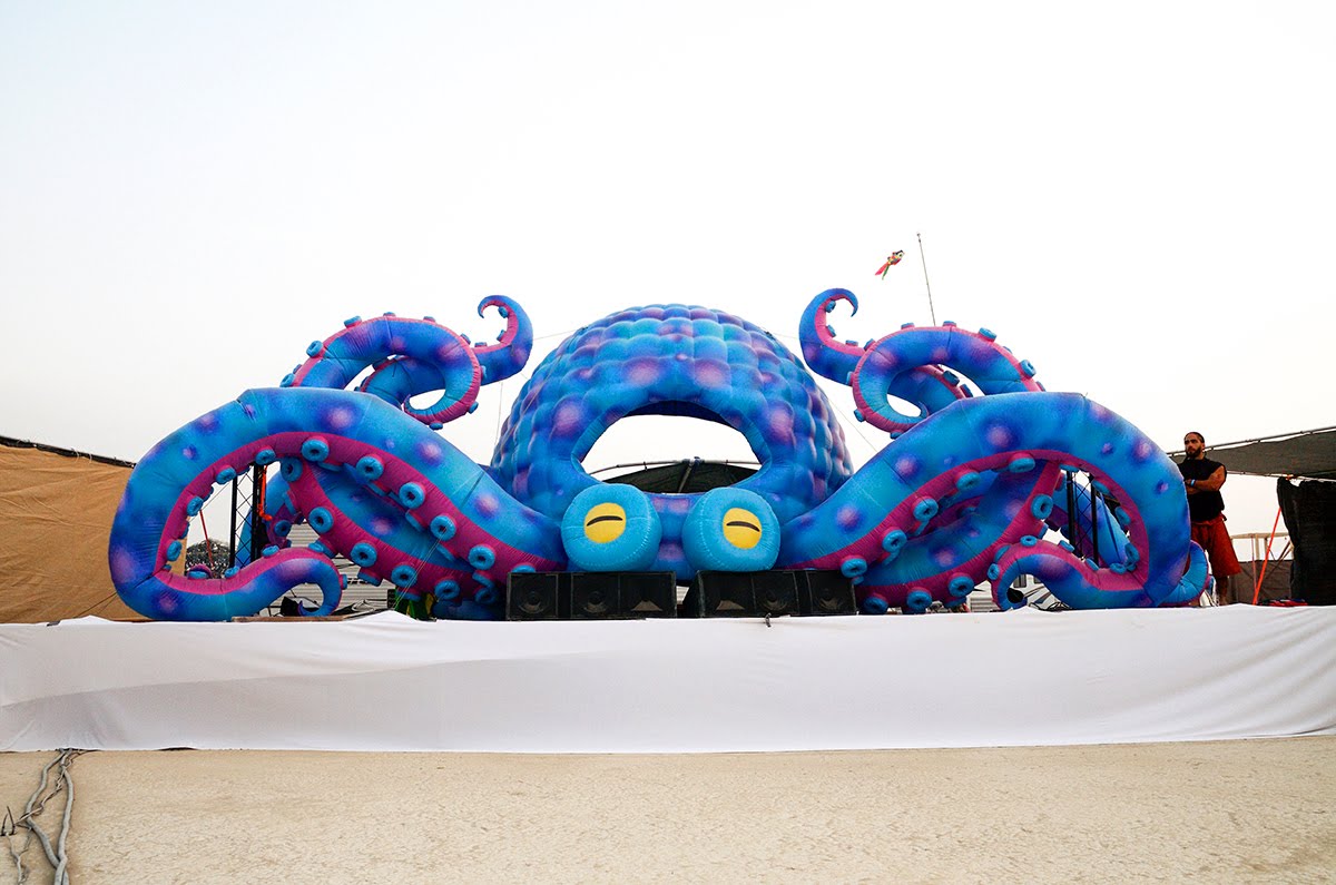 This is Black Rock City: ...... )*( ~ The Golden Rebars ~ CampScape