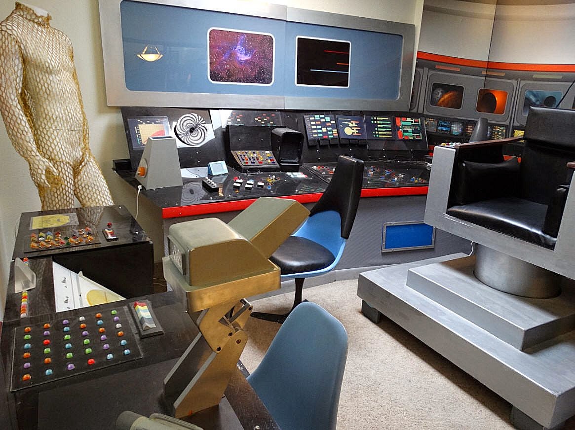 Star Trek Prop, Costume & Auction Authority: Simulated U.S.S ...