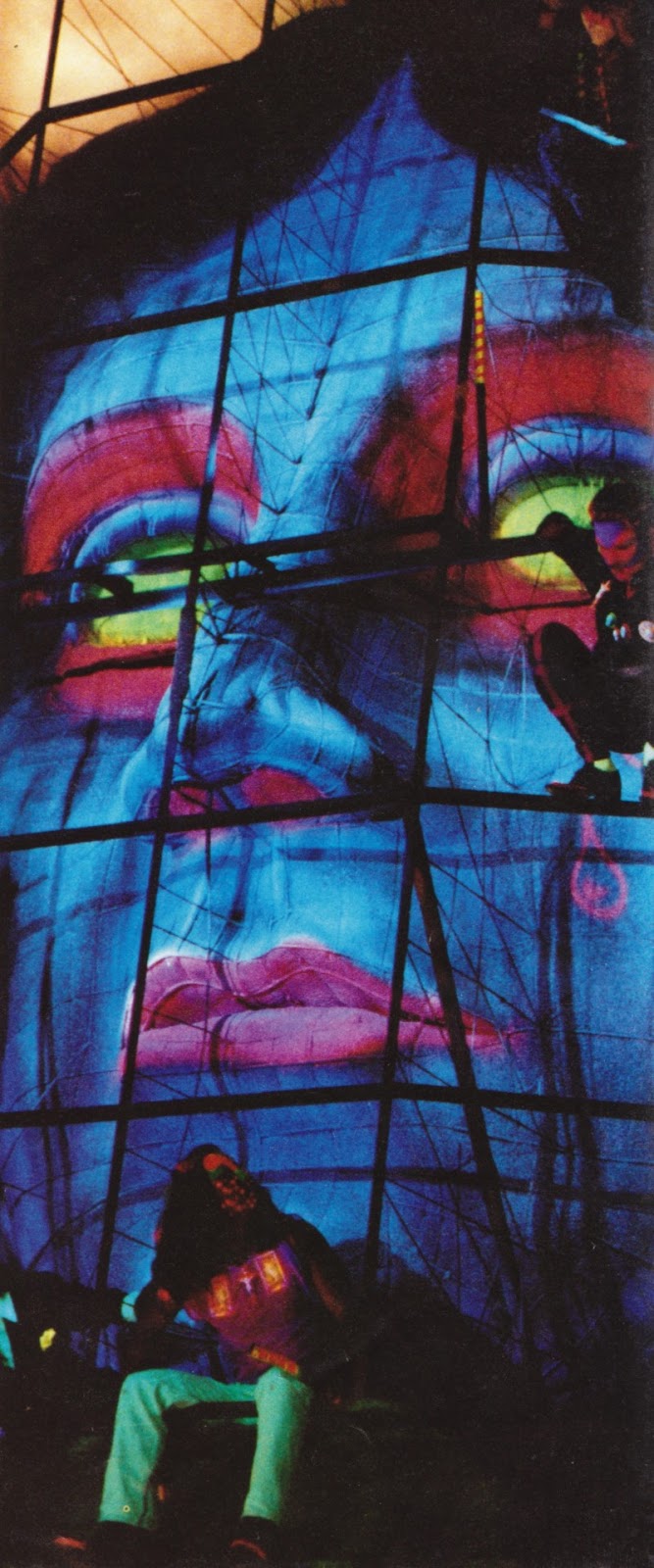 1995 Batman.com : Behind the Scenes: The Neon Gang