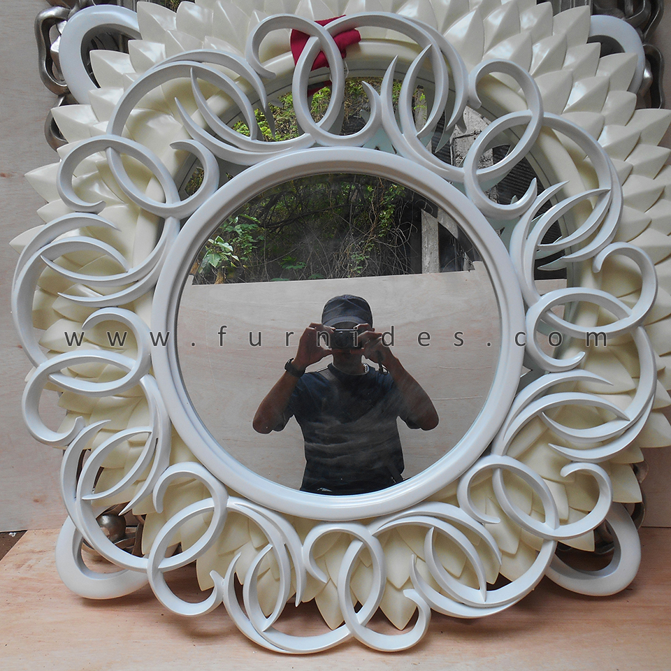 Hiasan Dinding Cermin Hias Bulat Seaweed Duco Putih | Desain Interior