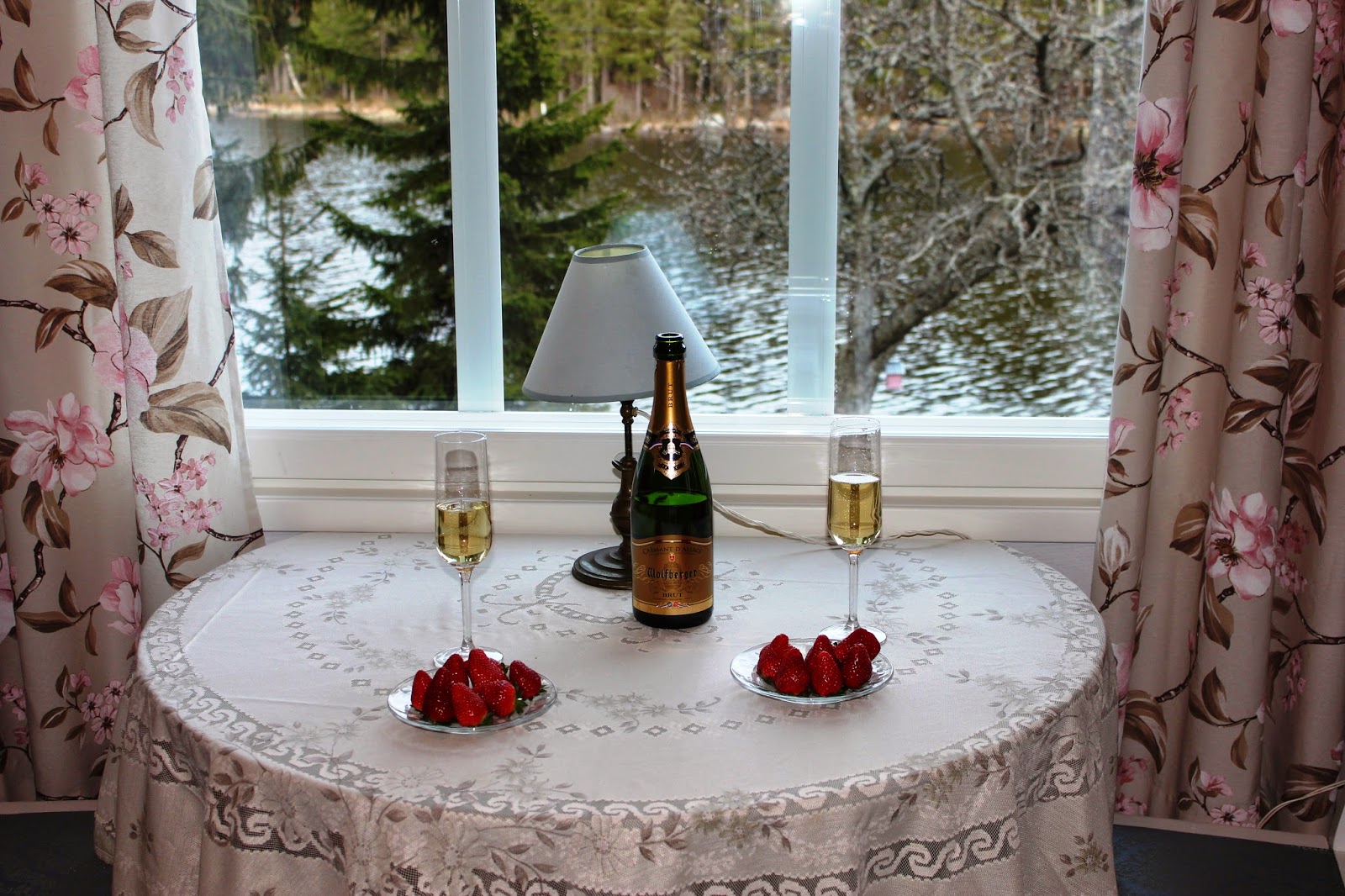 Huvilaelämää ja mökkiruokaa: Skumppaa ja mansikoita