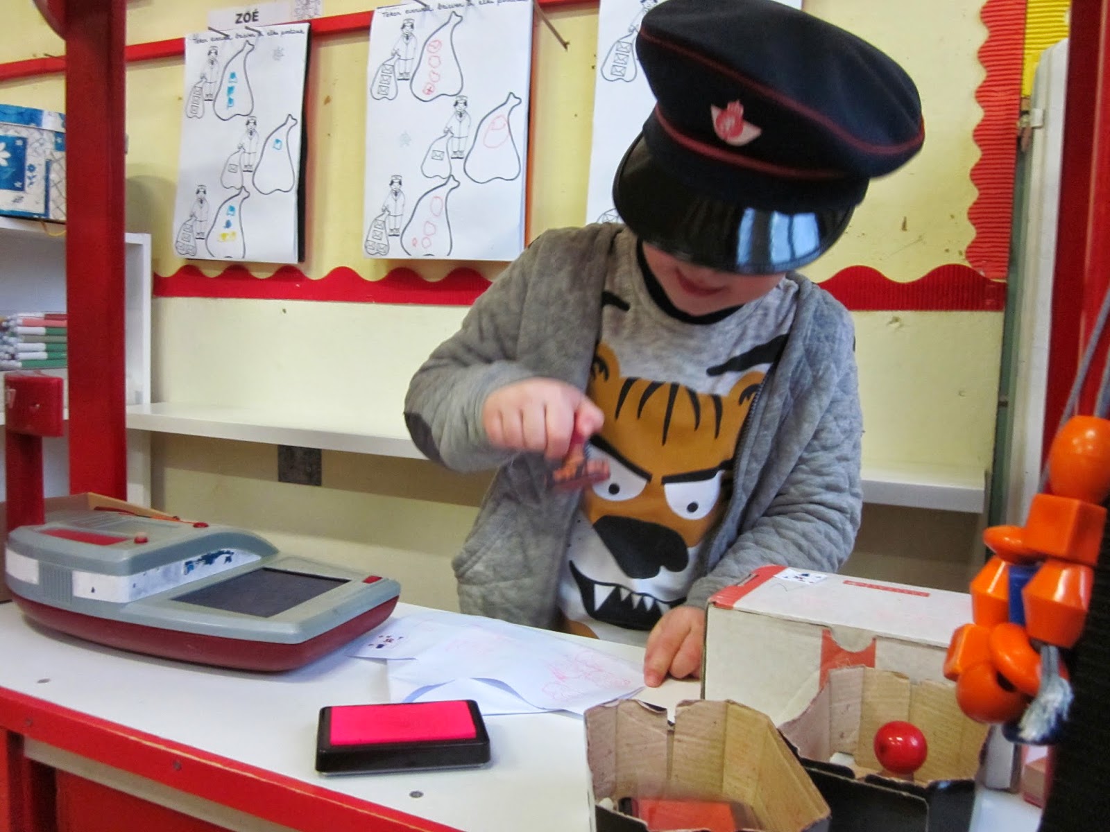 2K Knipoog Liedekerke: Postbode spelen in de klas: uniform aantrekken ...