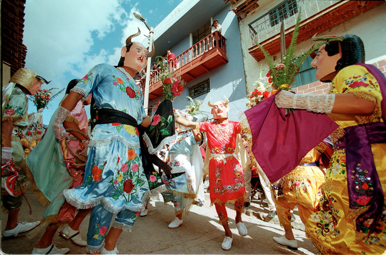 LC PERÚ Descubre con Sonaly: Viaje a la Costumbre