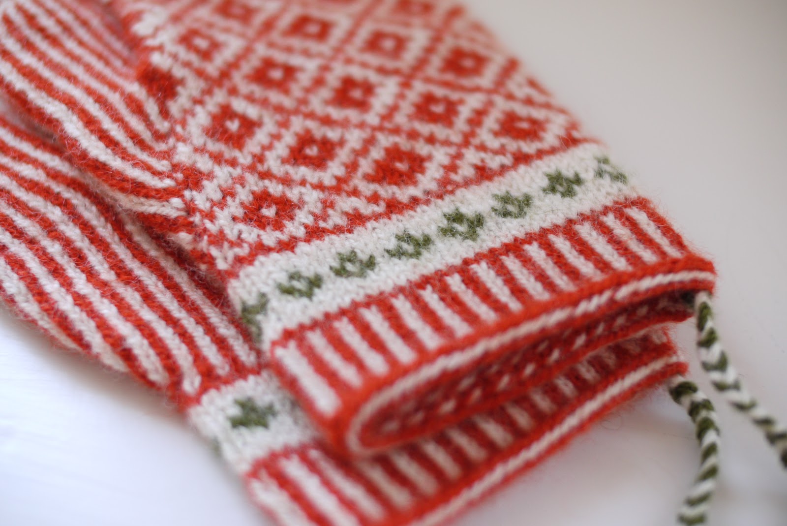 LILLSTRUMPA & SYSTERYSTER: tvåändsstickade vantar