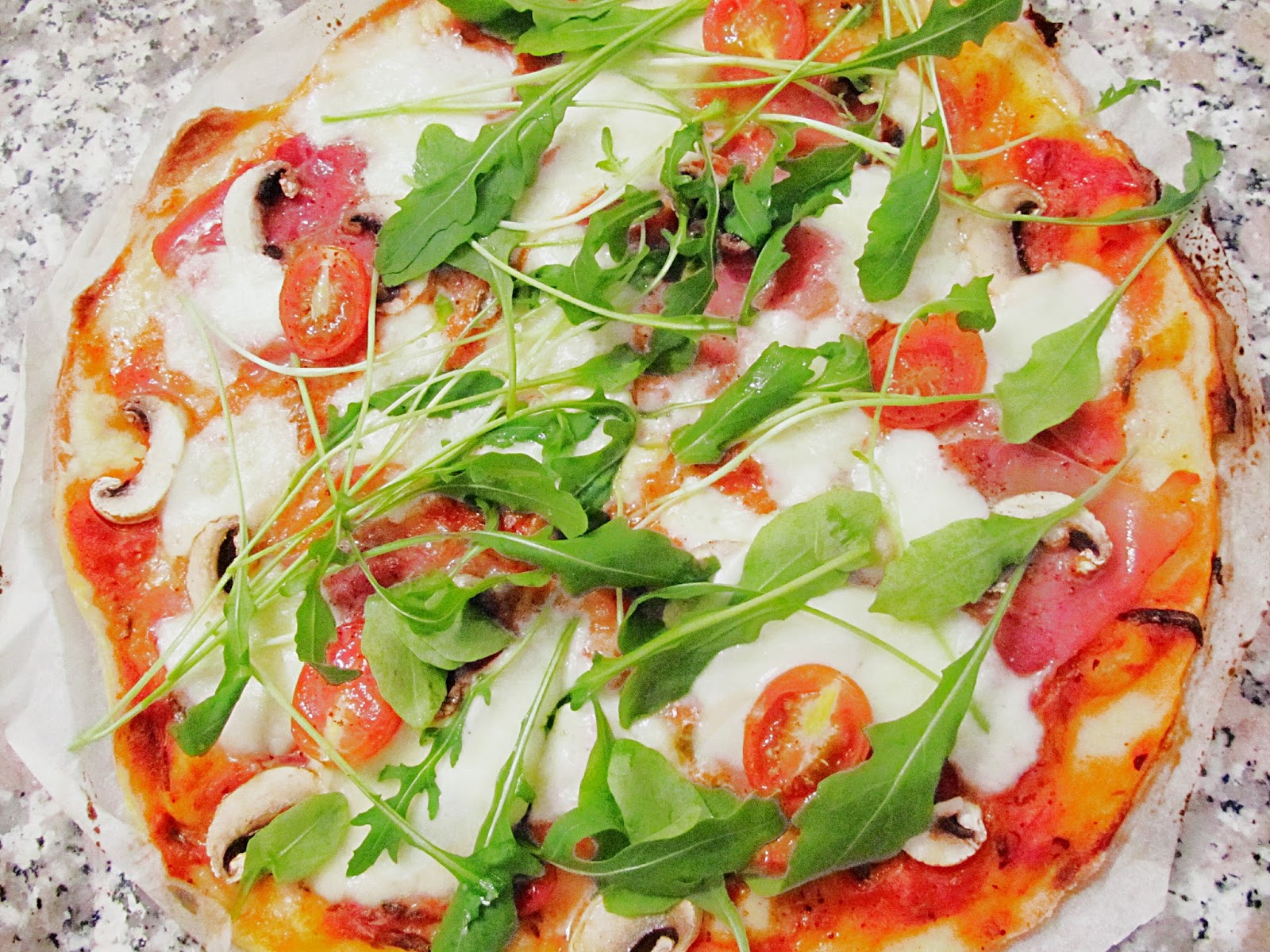 KINKKU, MOZZARELLA, TOMAATTI, RUCOLA PIZZA - InaaLinnea