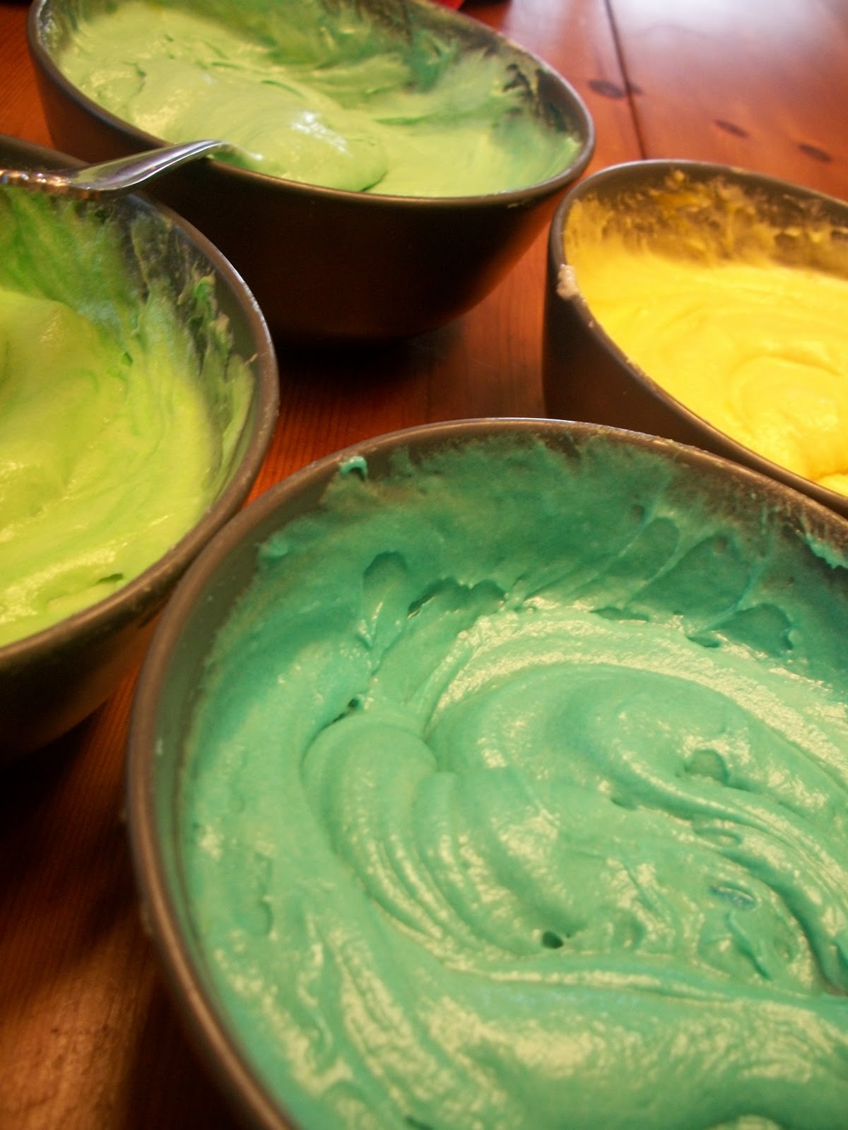 Teenage Cake Boss: Rainbow Cupcakes with Buttercream Frosting