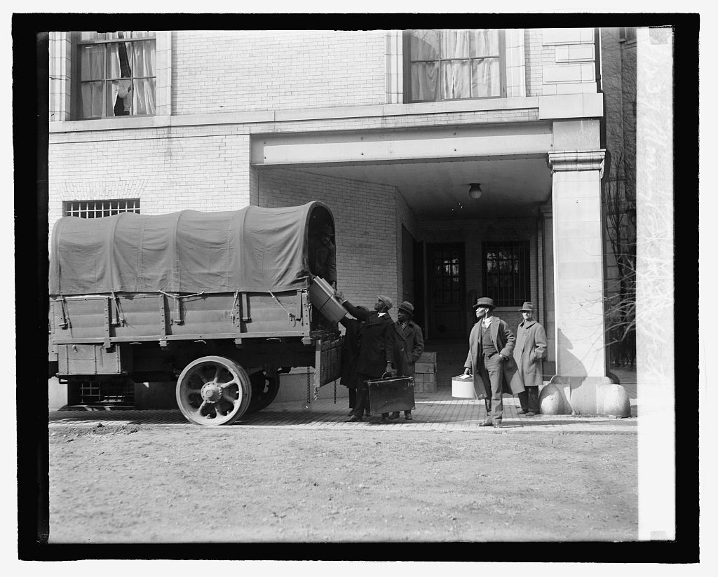 27 Vintage Photos Give Us a Peek Into What Moving Day Was Like From the ...
