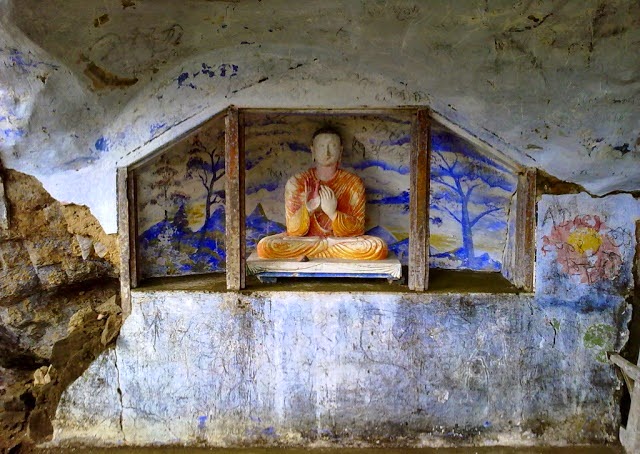 Helabima Tours and Travels: BATADOMBALENA CAVE - SRI LANKA