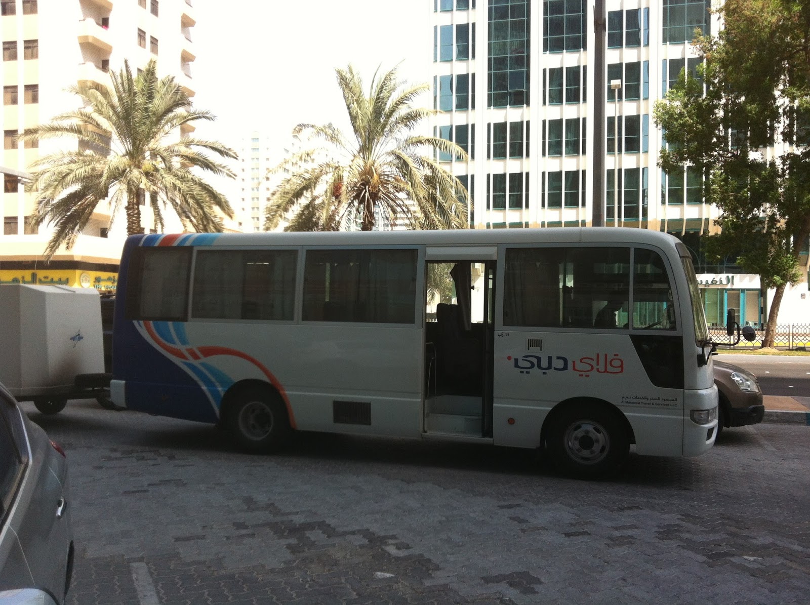 A Little Oryx in Qatar: Abu Dhabi: Bus to Dubai!