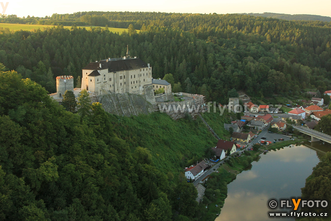 FLyFOTO letecká fotografie a video: Hrad Český Šternberk