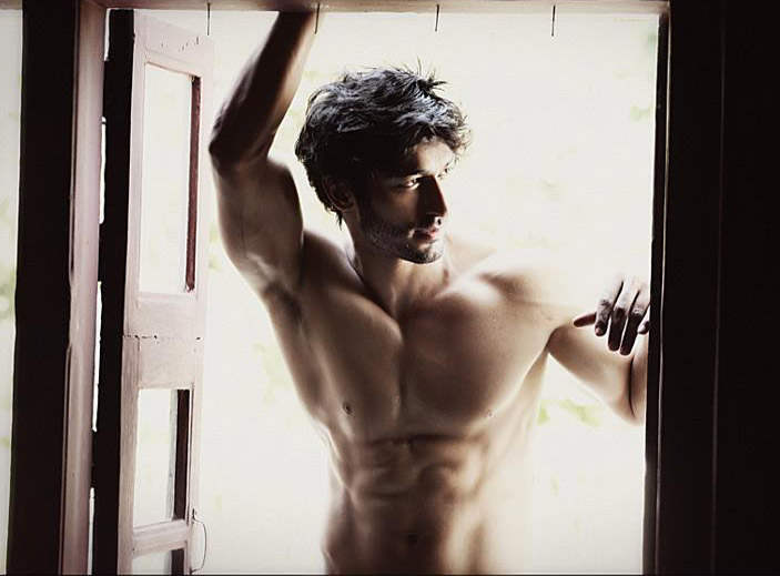 Hot Body Shirtless Indian Bollywood Model And Actor Vidyut Jamwal