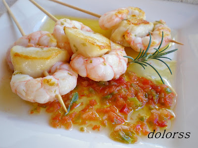 Blog de cuina de la dolorss: Pinchos de gambas y vieira al estragón
