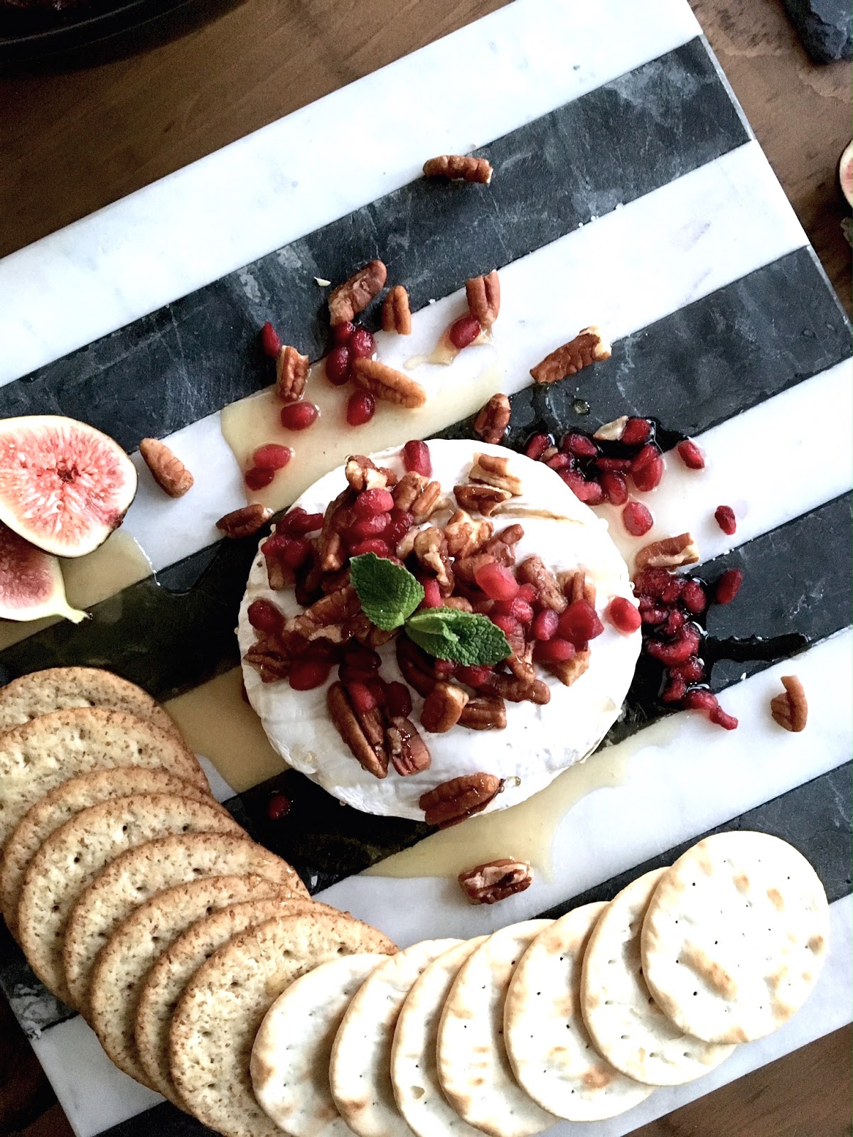 Modern Holiday Home: Easy Christmas Appetizers - Harlow & Thistle