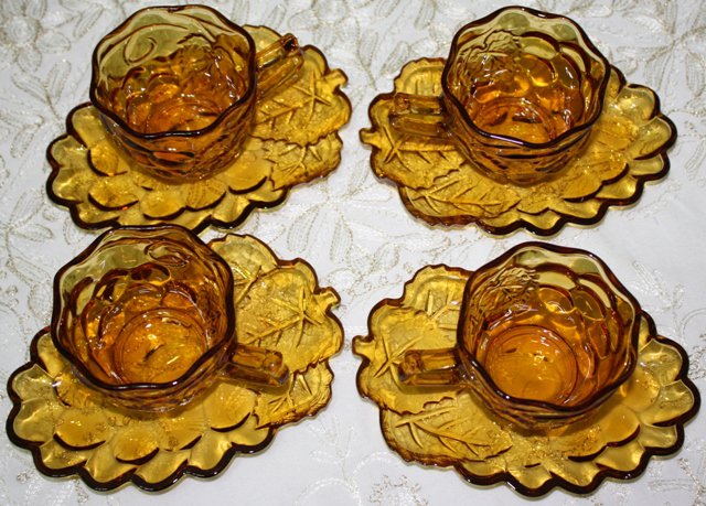 Lemari Cantique: Cawan kaca berira daun