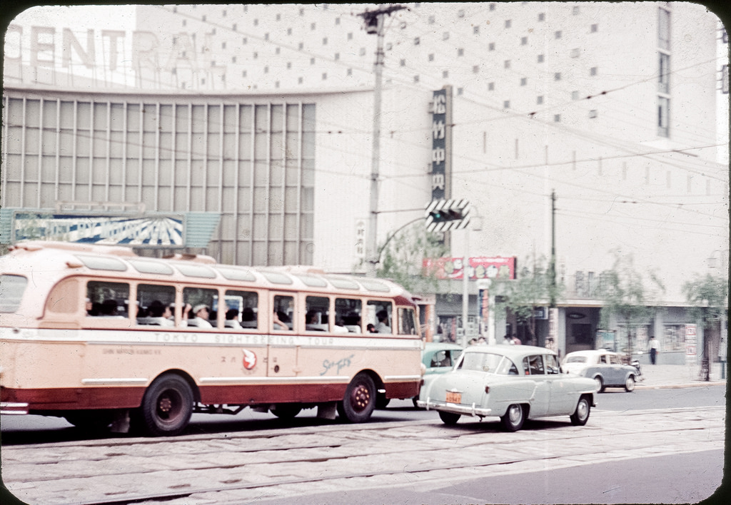 20 Rare and Wonderful Color Photographs Capture Daily Transport in ...