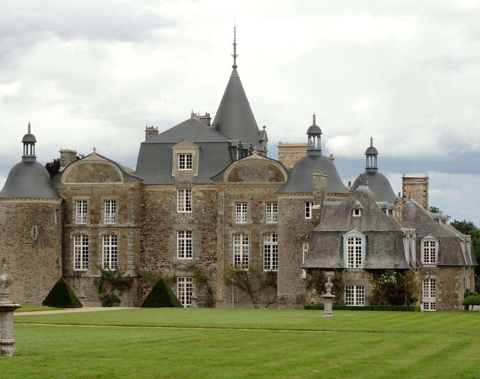 Chateau Moorhen..... goes south!: French Friday: the zoo at the Chateau ...