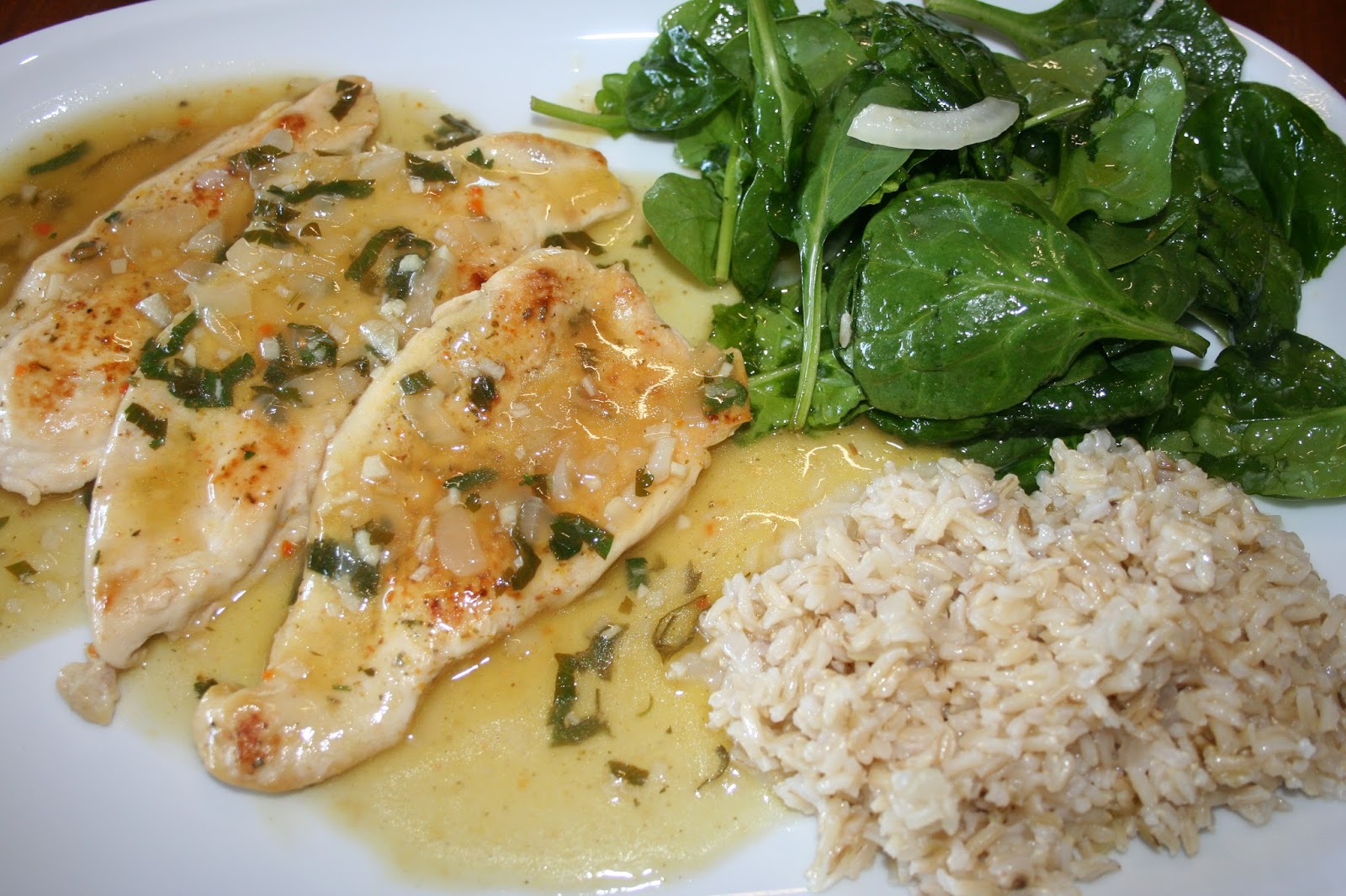 Bifes de frango grelhado ao molho de limão e salsa