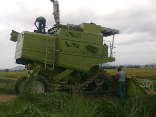 Combine harvester , tractor&more..: Green India Combine Harvester...!