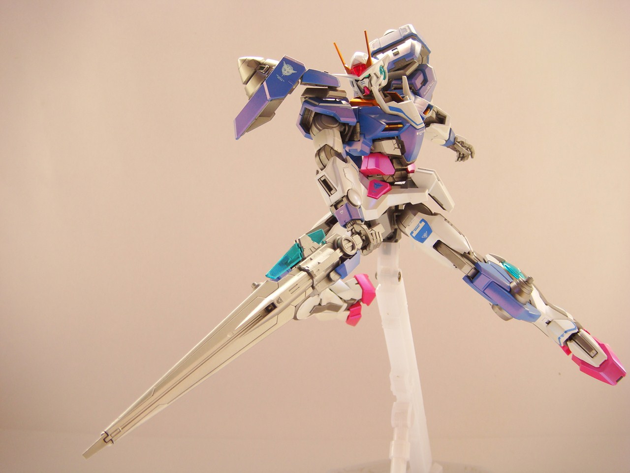 GUNDAM GUY: MG 1/100 GN0000+GNR-010 00 Raiser [3 Red Ver.] - Painted Build