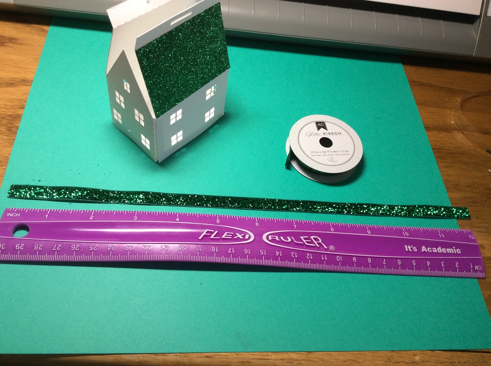 Papercrafts and other fun things: Holiday House Treat Box