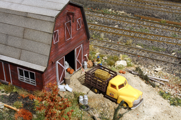 White River Division: Hay Bales in HO Scale
