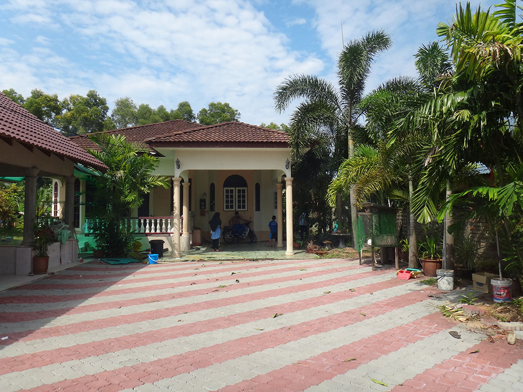 Menebas semak samun..