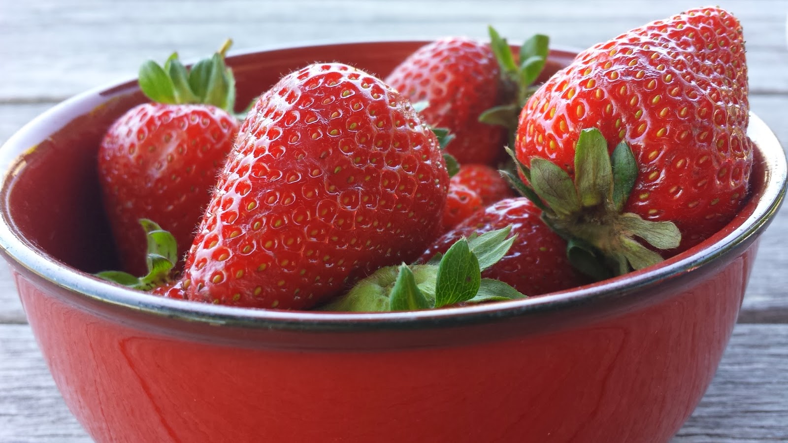 New Wave Naturopath: Raw Strawberry Chocolate Slice