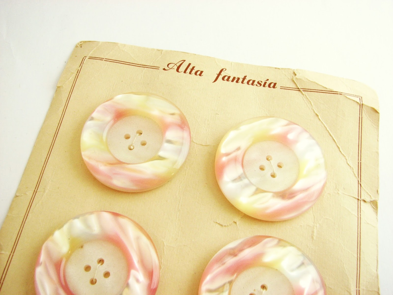 Agnes' Vintage World: Button Identification