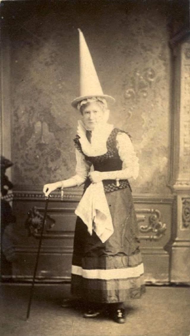 39 Interesting Photos That Capture Women in Witch Costumes From the ...