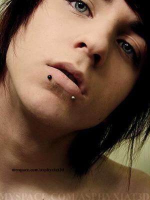 Emo Hair | Emo Hairstyles | Emo Haircuts: emo lip piercing