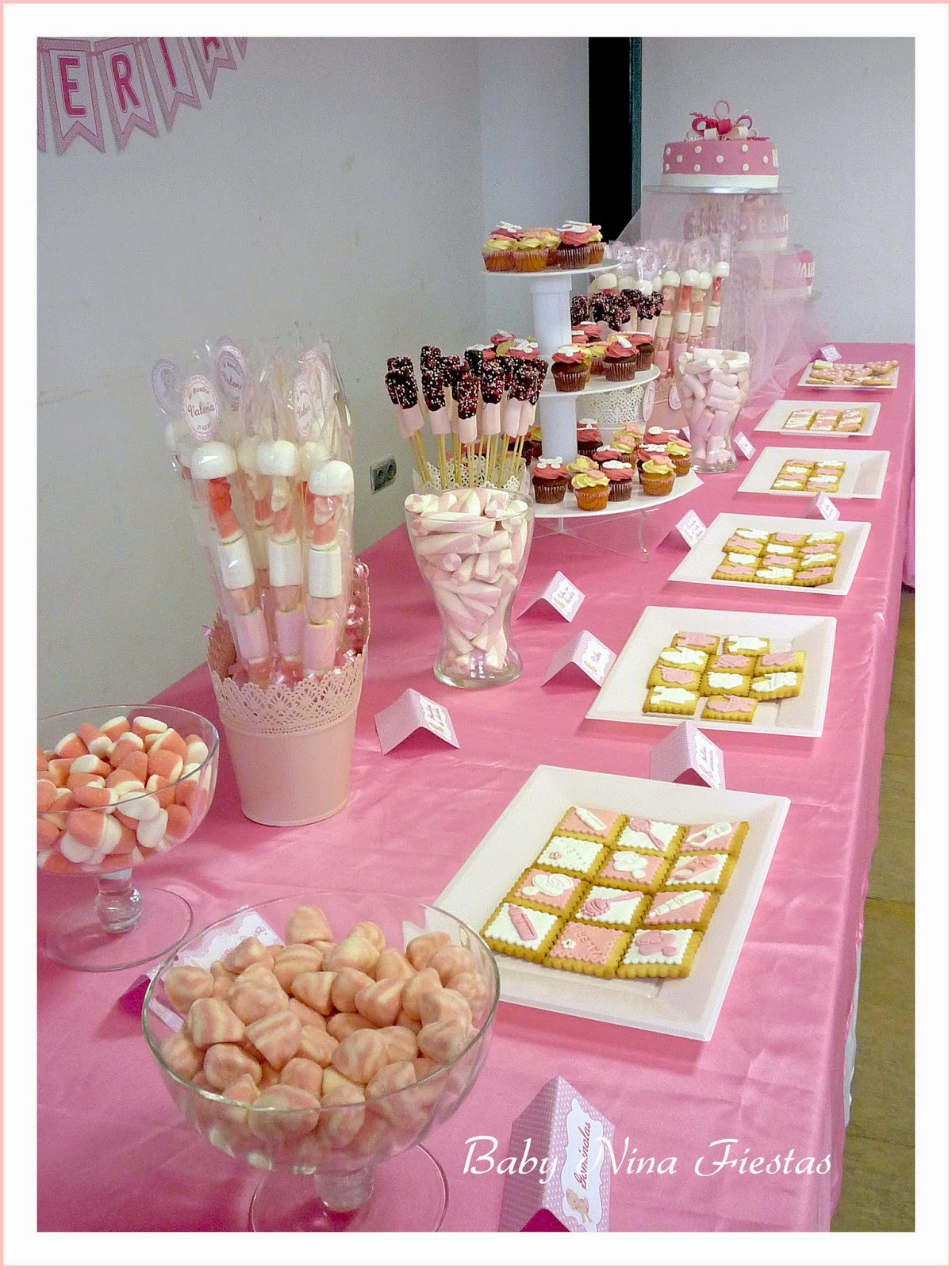 19 mesas de dulces de color rosa