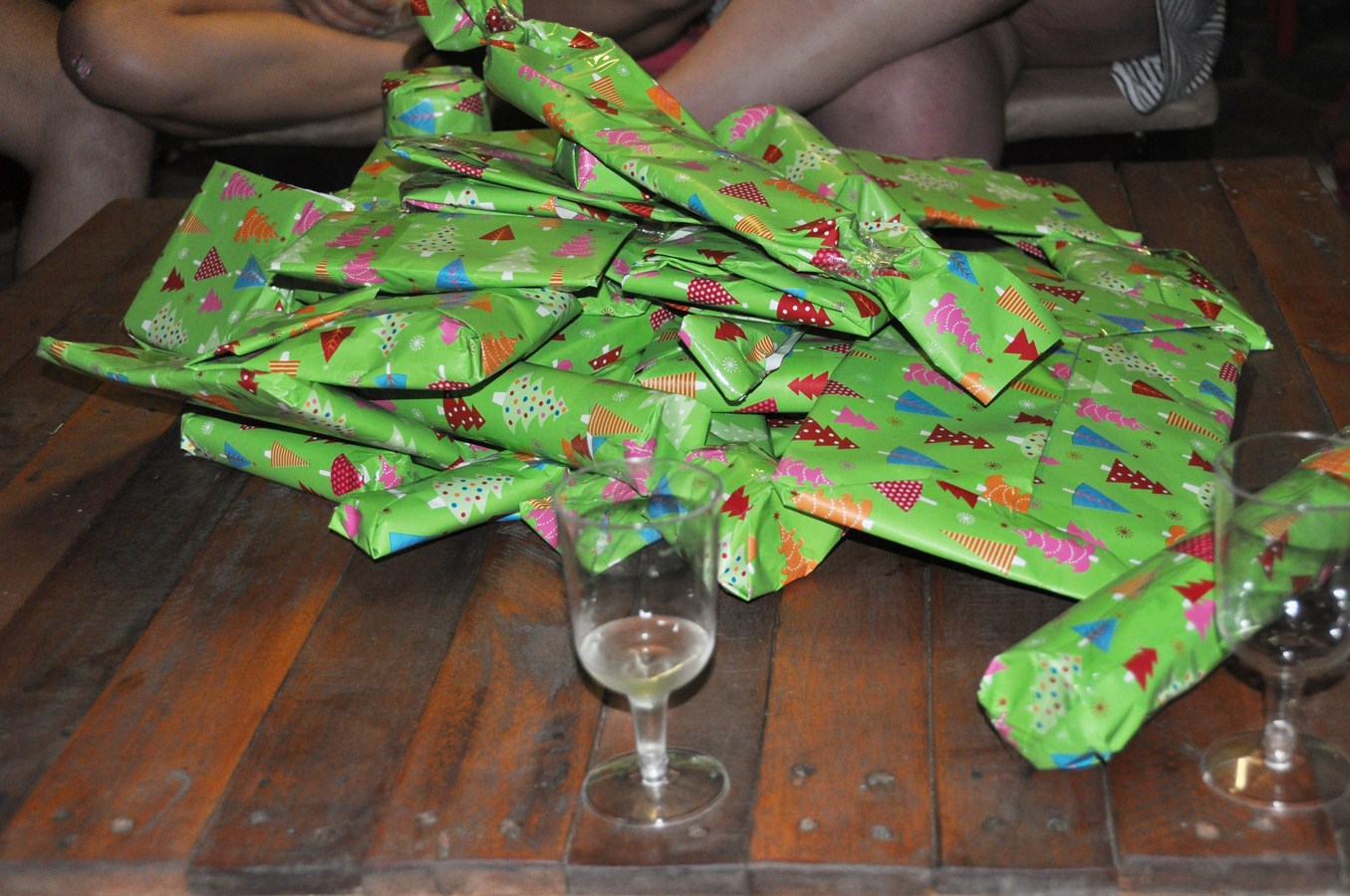 Lathams News: PLAYING "PAKKELEG" - A DANISH CHRISTMAS GAME