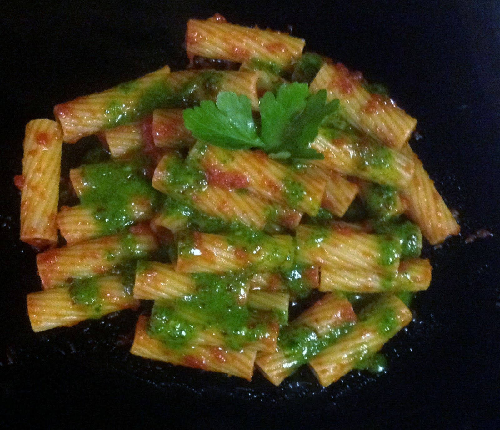 Cibamentis: Rigatoni al pomodoro in salsa di prezzemolo, aglio e ...