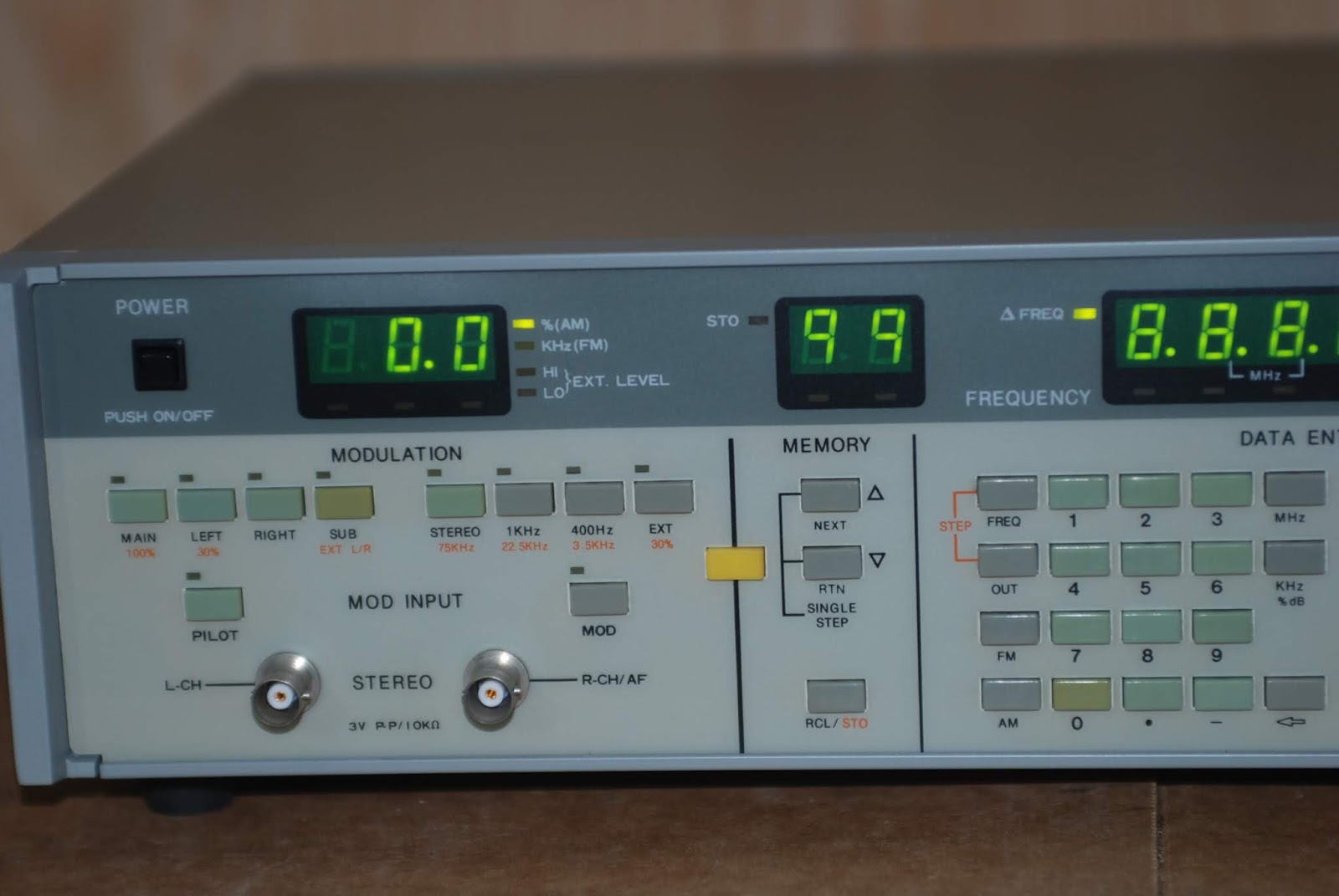 EquipmentHolic: FM/AM SIGNAL GENERATOR SG-1200 0.1-110MHz
