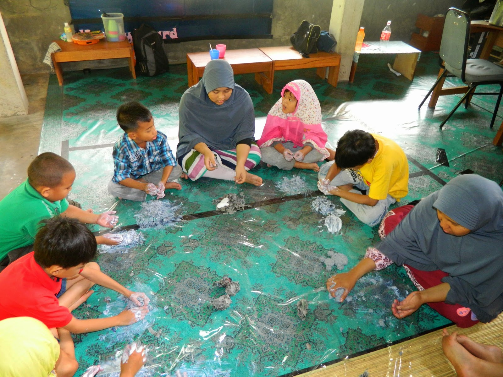 Sekitar Dunia Anak : Buat Mainan Dari Bubur Kertas Nyooook:D