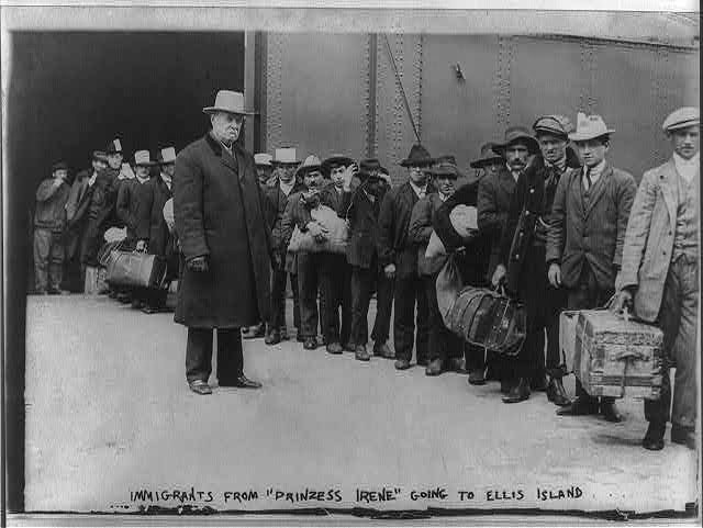 41 Rare Vintage Photographs of Ellis Island Immigration in the Early ...