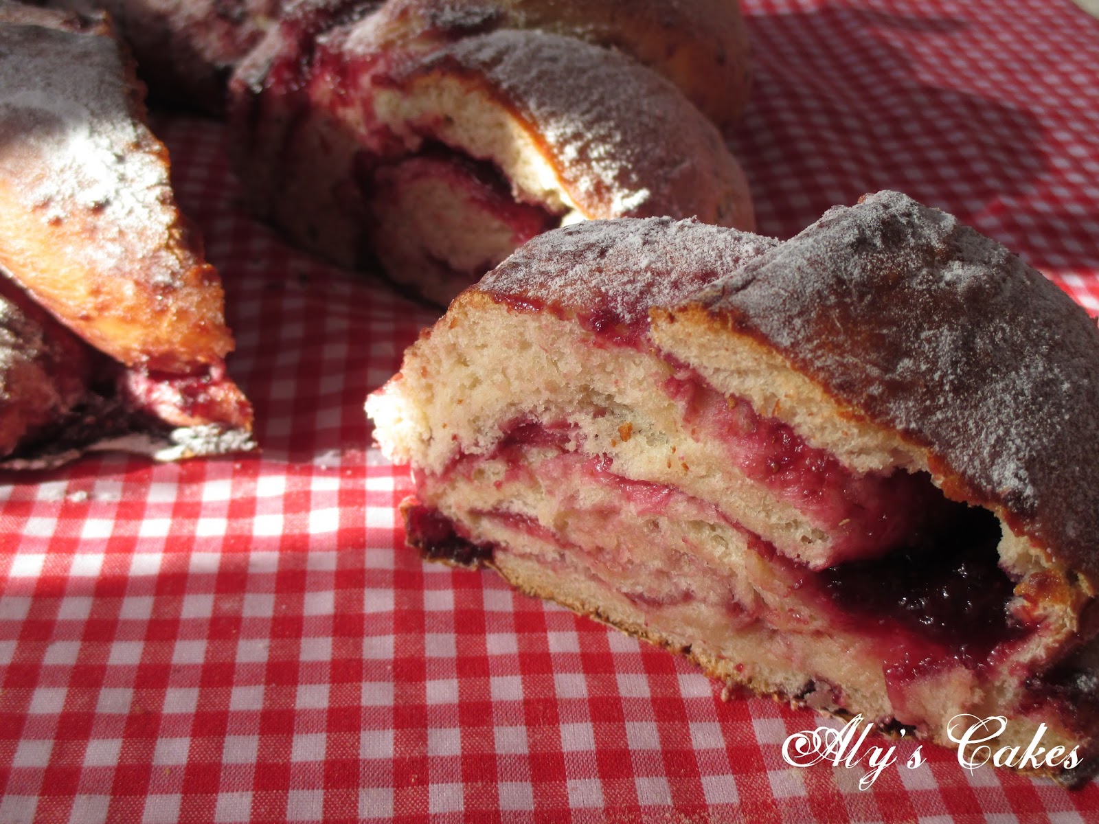 Aly's Cakes: PAN DULCE RELLENO DE MERMELADA DE FRUTOS ROJOS
