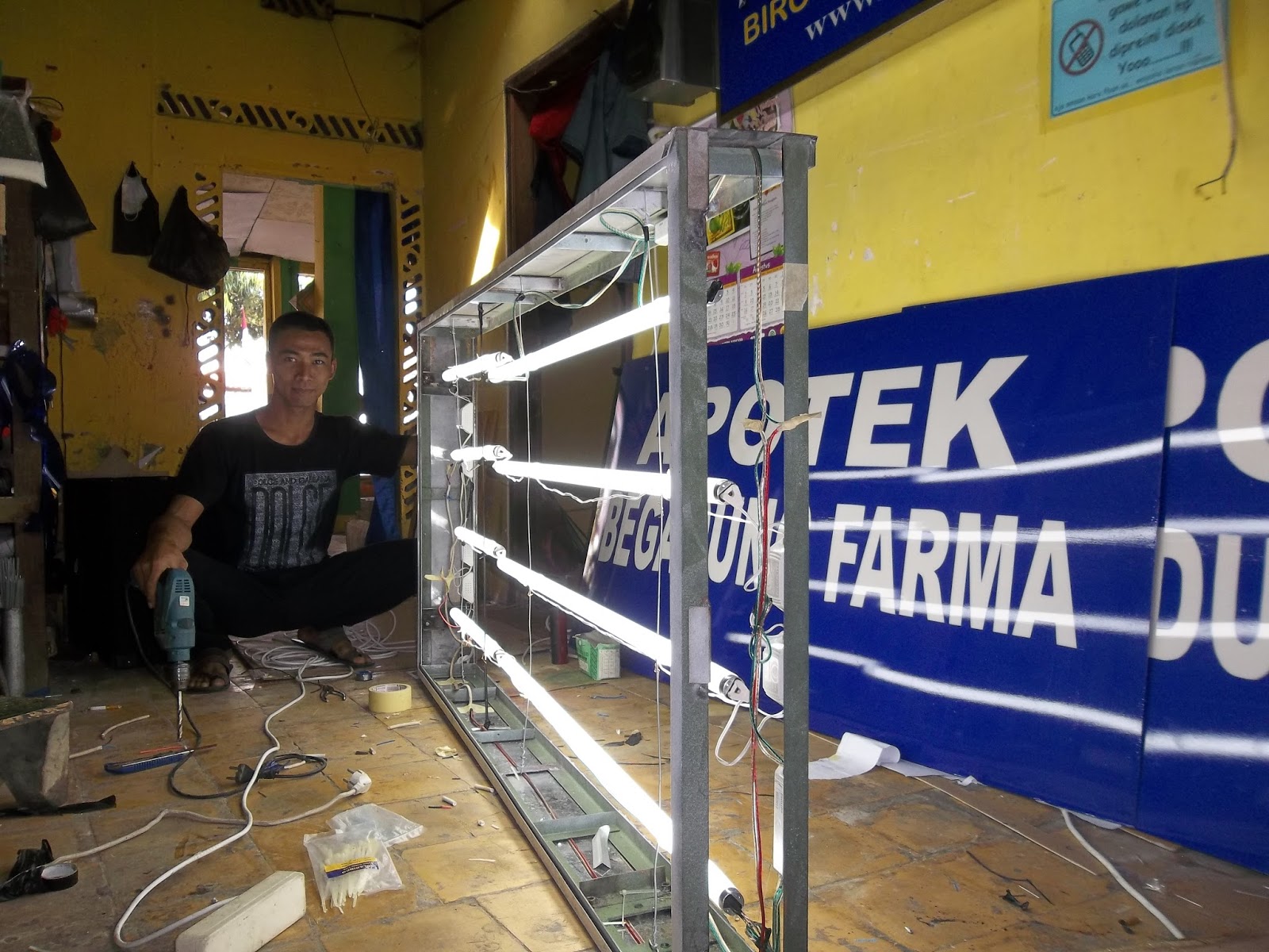 Merdeka Neonbox: Proses Pembuatan dan Pemasangan Neonbox Apotek
