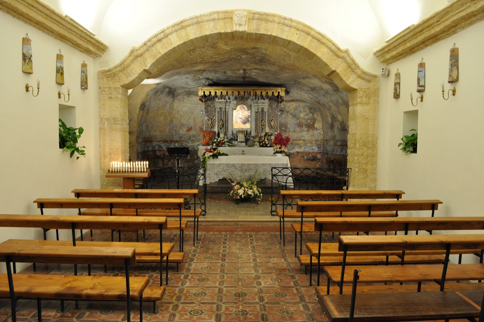 SANTUARIO ADONAI BRUCOLI: accoglienza al santuario Adonai di brucoli