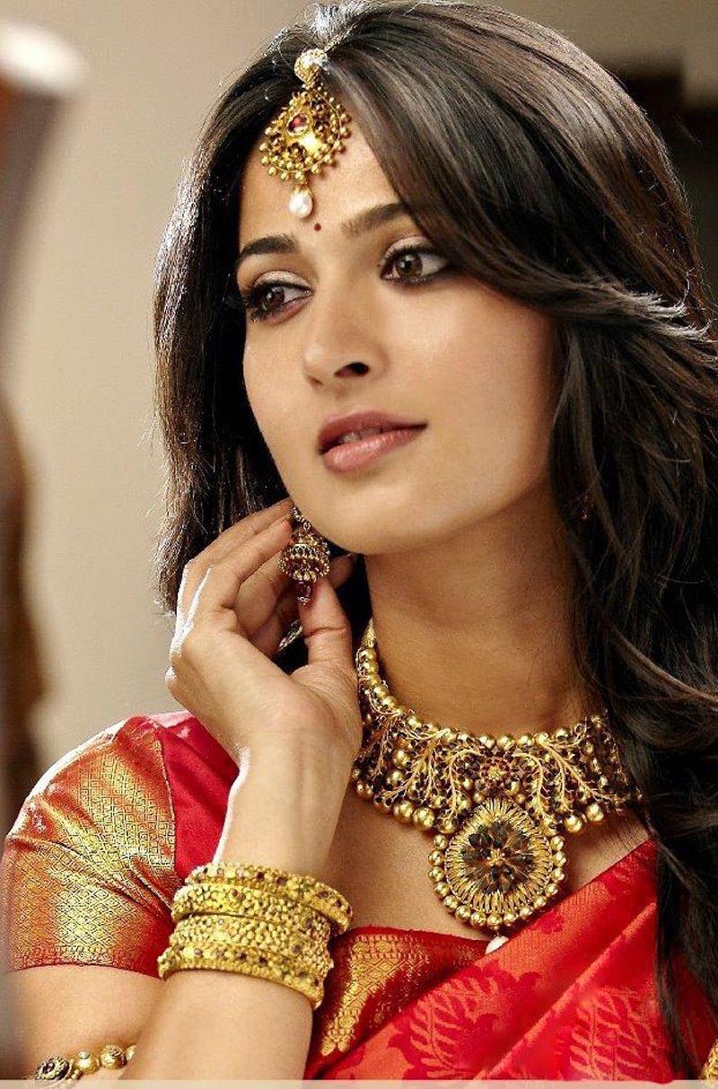 Anushka latest saree pics and Pics - Tollywood Actress and Actor Wallpapers