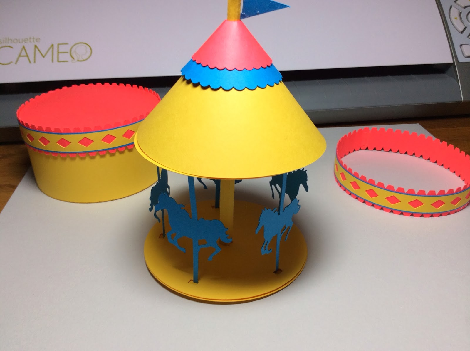 Papercrafts and other fun things: A Carousel Box That Really Spins