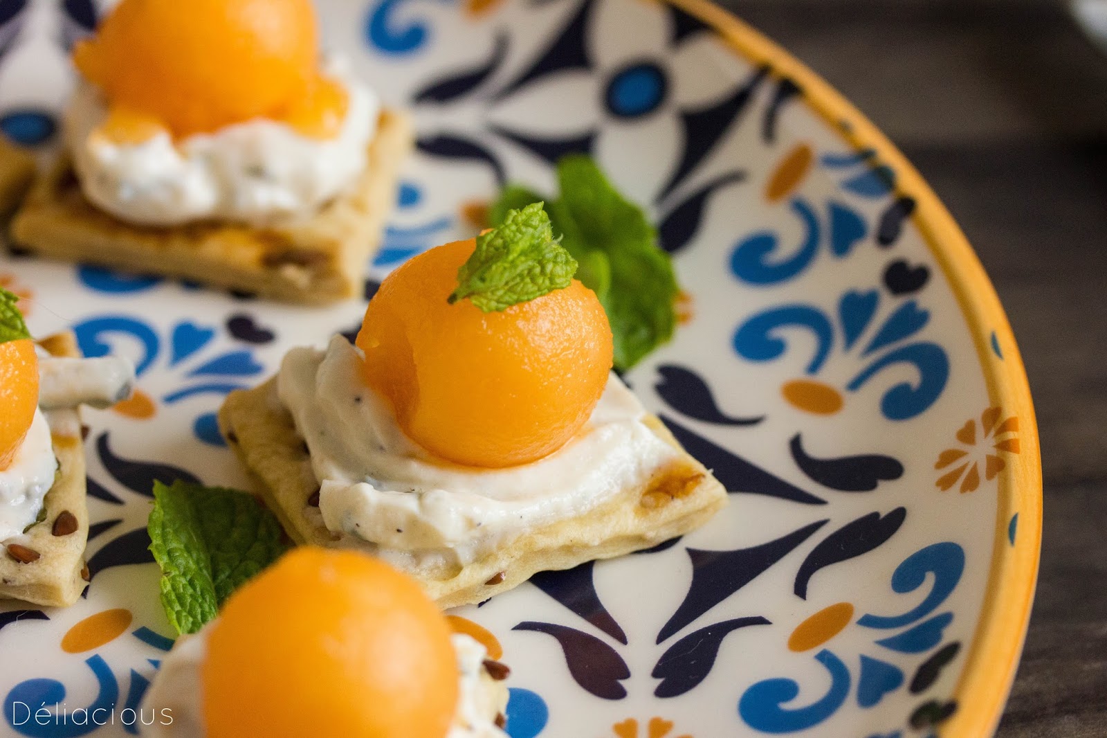 Crackers apéritifs au fromage frais, à la menthe et au melon