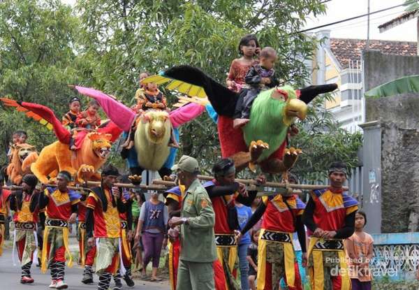 Sisingaan, a disjunctive folk culture of Subang - demilestari